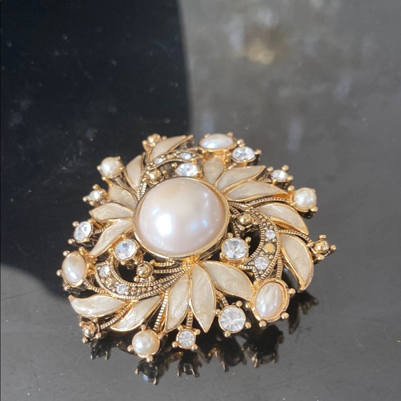Monet | Jewelry | Vintage Monet Gold And Cream Floral Brooch With Pearl ...
